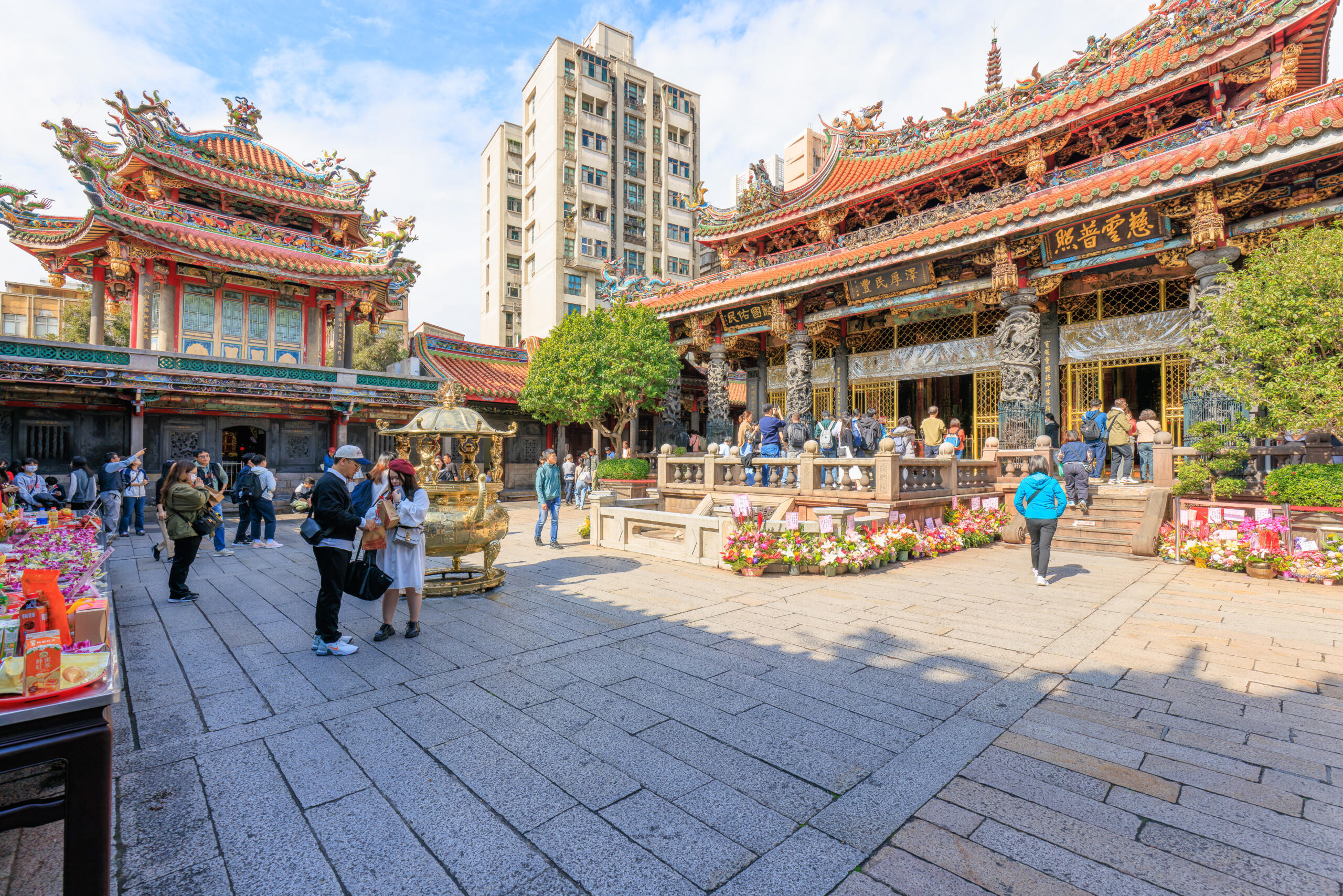 From Longshan Temple to Ximending, and the Raohe Night Market | Roving Sun